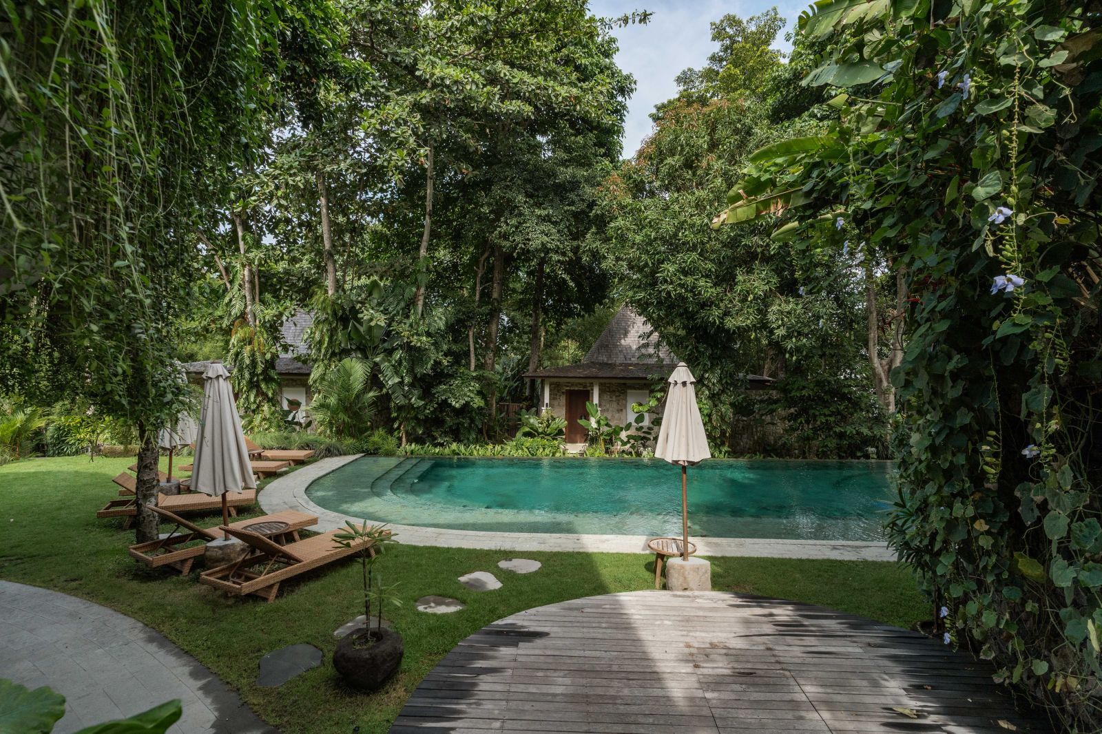 BALI-STYLE RESORT COMPLEX IN KEROBOKAN - Properties Listing.